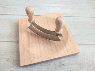 tagliere con mezzaluna tritatutto
