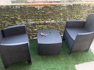 Poltroncine e tavolino contenitore da esterno