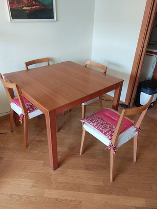 tavolo 100 x 100 con allunga da 60 + 4 sedie 