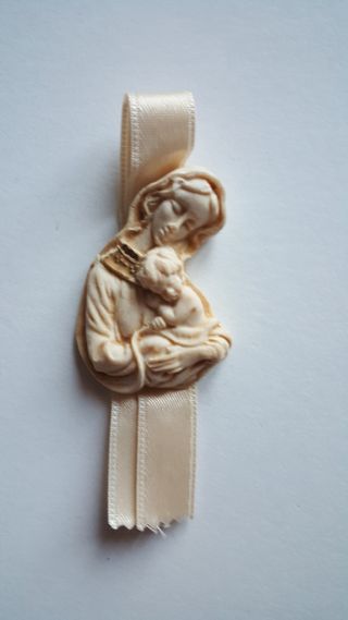 Madonnina in resina  con nastro cm.6
