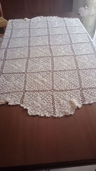 copritavola ricamato ad uncinetto 