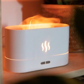 Diffusore di Oli Essenziali Effetto Fiamma Bianco