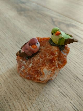 Pietra con uccellini