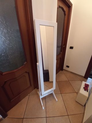 specchio con portagioie