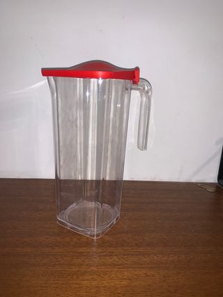 Caraffa in plastica con tappo rosso