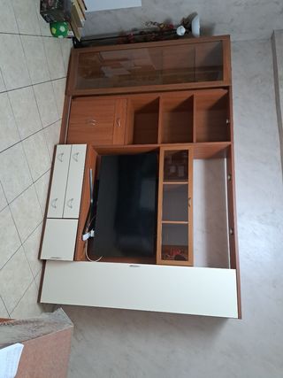 parete attrezzata con tavolo. no sedie. 