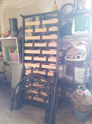 2 letti singoli in ferro completi di reti con dogh