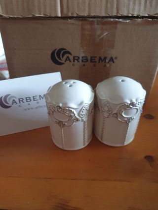 Barattolini in ceramica per il sale e il pepe.