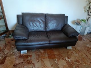 divano in pelle marrone 