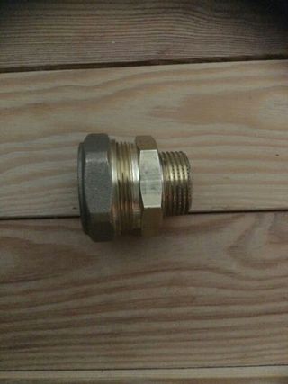 Raccordo tubo solare