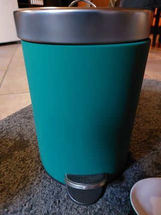 Cestino immondizia stanza bagno piccolo 