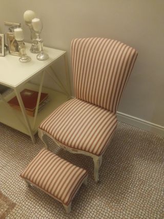 poltroncina da salotto con poggiapiedi 