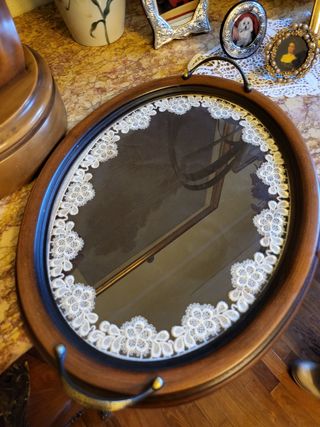 vassoio ovale in legno con vetro e pizzo