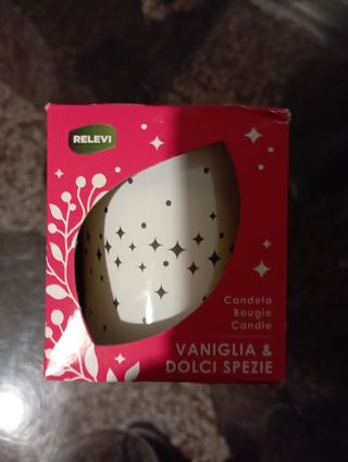 Relevi candela magico inverno vaniglia e spezie.