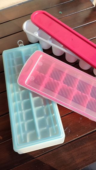 3 vaschette per il ghiaccio di diverse dimensioni.