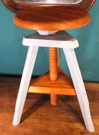 Sgabello regolabile a vite in legno restaurato