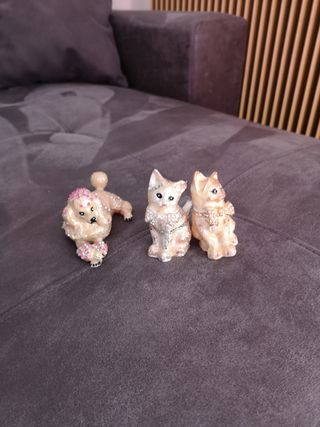 due gattini e un cane in ceramica 