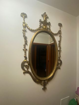 Specchio con cornice in legno dorato