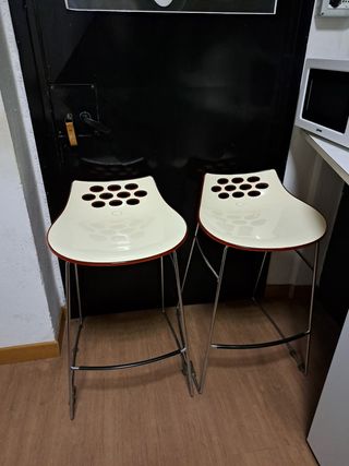 sgabelli bianchi e arancioni 