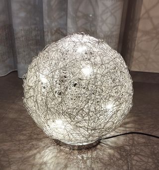 Lampada d'arredo in filo d'alluminio