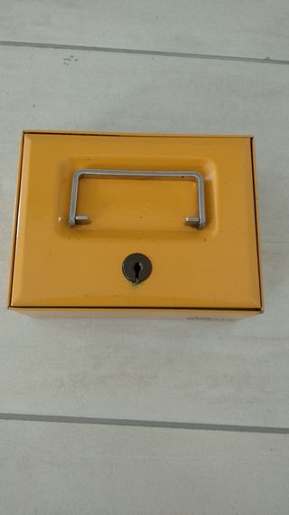 Cassetta di sicurezza gialla vintage con chiave