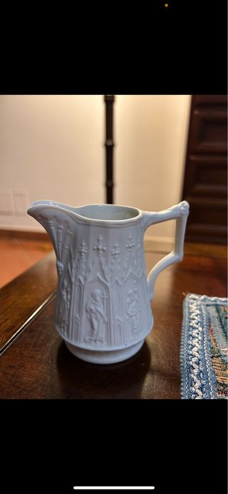 Lattiera in porcellana biscuit