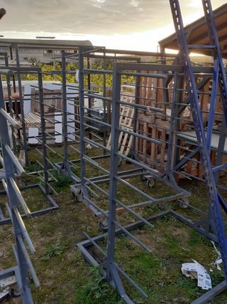 Tavoli in ferro e scaffali