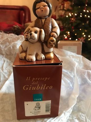 Bimbo con cane- bianco-presepe giubileo Thun 