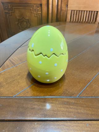 Contenitore, in ceramica, a forma di uovo giallo