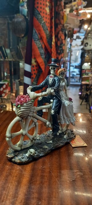 sposi in chiave Sugar Skull in bicicletta