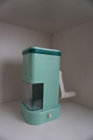 Gratta formaggio vintage a manovella con cassetto