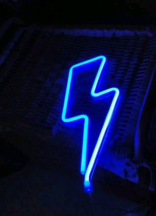 Luce neon a forma di fulmine 