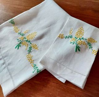 Set asciugamani ricamati in lino