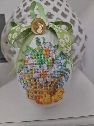 Uovo di Pasqua ricamato a punto croce
