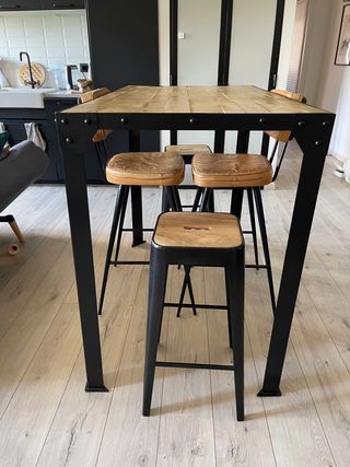 Tavolo alto, sedie e sgabelli 