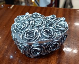 scatola in resina a forma di cuore