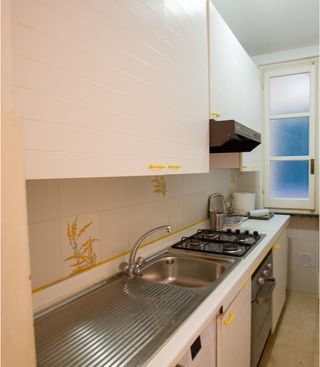 Cucina lineare completa di elettrodomestici