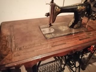Macchina da cucire antica