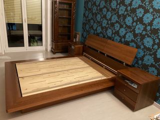 Letto matrimoniale e comodini in legno di ciliegio