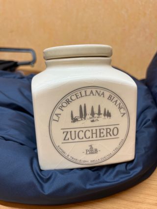 Barattolo in porcellana 