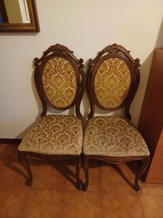 Coppia di sedie legno intagliato 