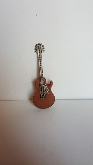 Piccola chitarra in legno e argento cm.2.5x7.3