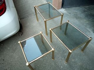 3 tavolini vintage in ottone con vetro fumé
