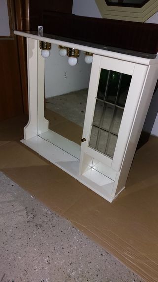 Mobile contenitore e specchiera con luci da bagno