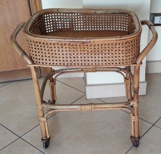 carrellino e porta giornali in legno €20 cadauno 