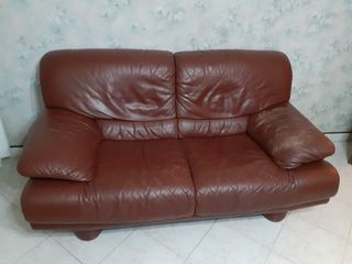 divano marrone in ecopelle a due posti, comodo