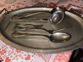 Antico vassoio con argenteria 