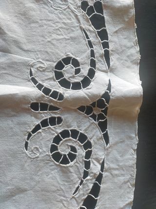 Centrotavola ricamo a intaglio