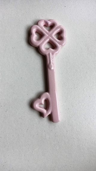 CHIAVE IN CERAMICA ROSA NUOVA CON CARTELLINO