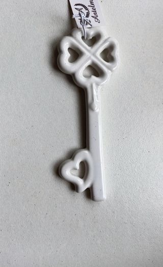 CHIAVE IN CERAMICA BIANCA NUOVA CON CARTELLINO